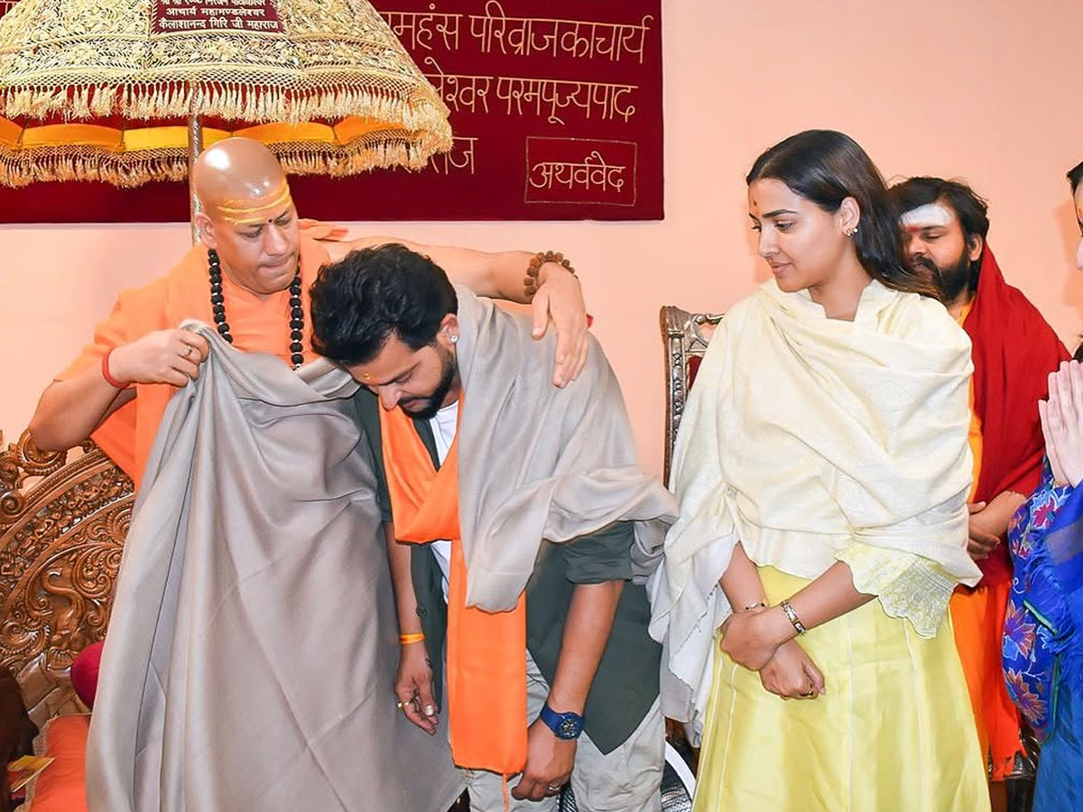 Maha Kumbh Mela 2025: ఆధ్యాత్మిక బాటపట్టిన సురేశ్‌ రైనా.. సతీసమేతంగా..(ఫొటోలు) | Suresh Raina ...